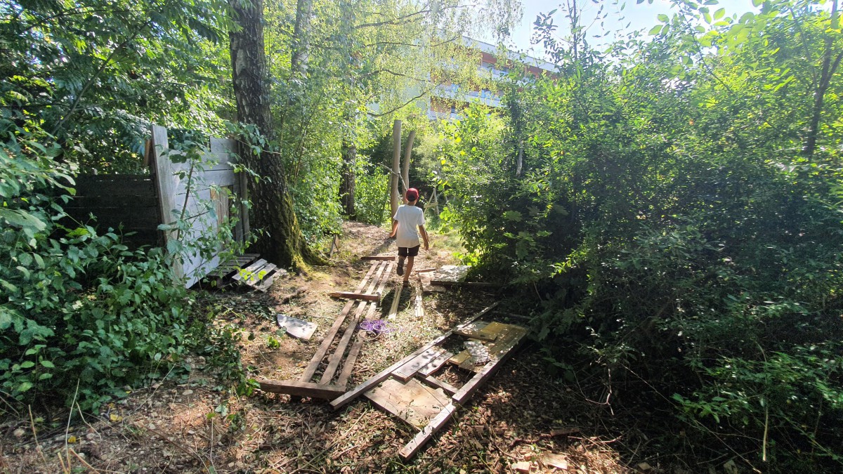 A construction playground – Where kids build their own play structures ...