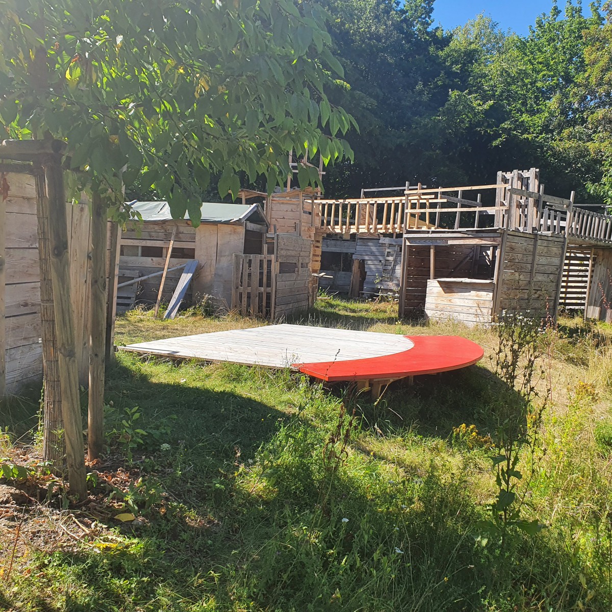 A construction playground – Where kids build their own play structures ...